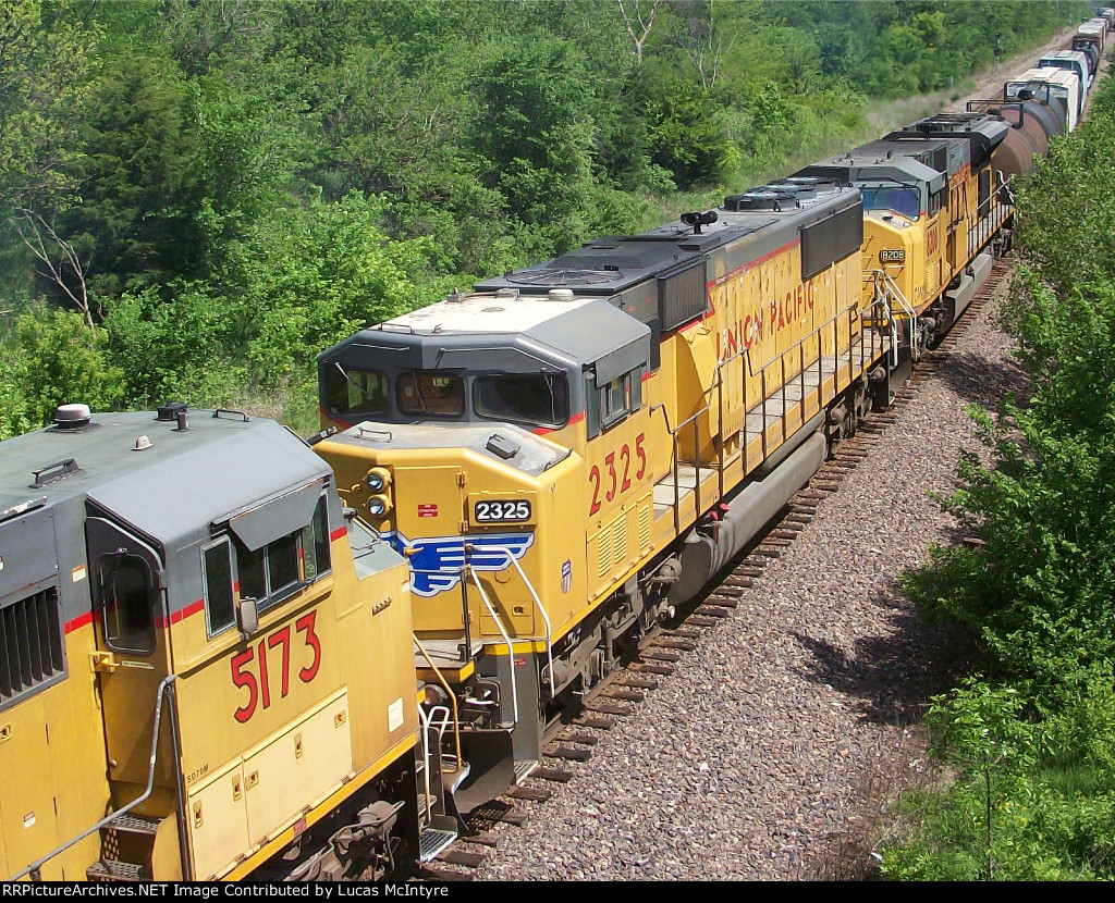 UP 2325 on westbound UP manifest train
